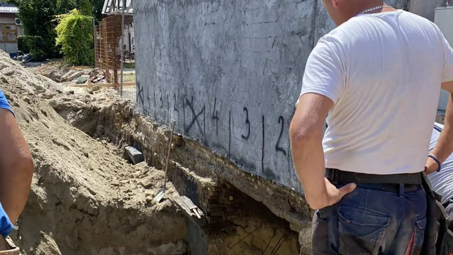 Hitno evakuisana zgrada u Novom Sadu zbog urušavanja